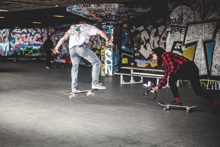 9 Skateboarding Tips for Beginners - How to Ride a Skateboard 🛹 [& Fall ...